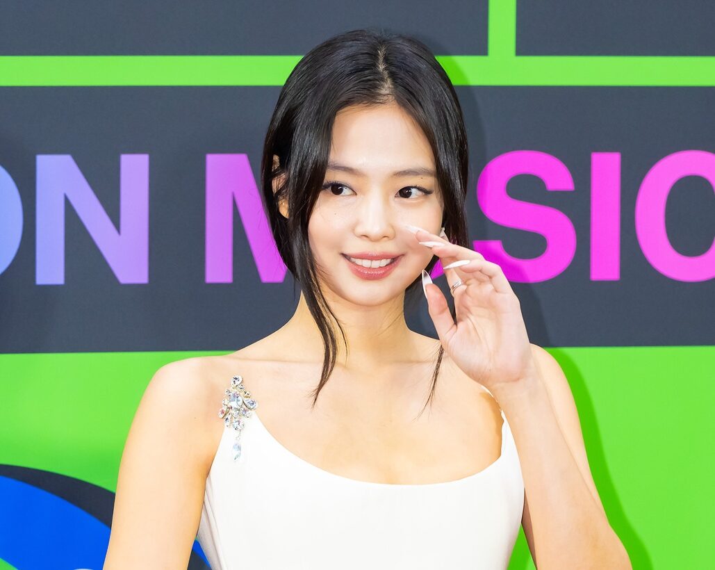 JENNIE、世界最大級のK-POP授賞式「MMA2025」にて主要部門含む3部門で受賞！「like JENNIE」含む3曲の圧巻 ...
