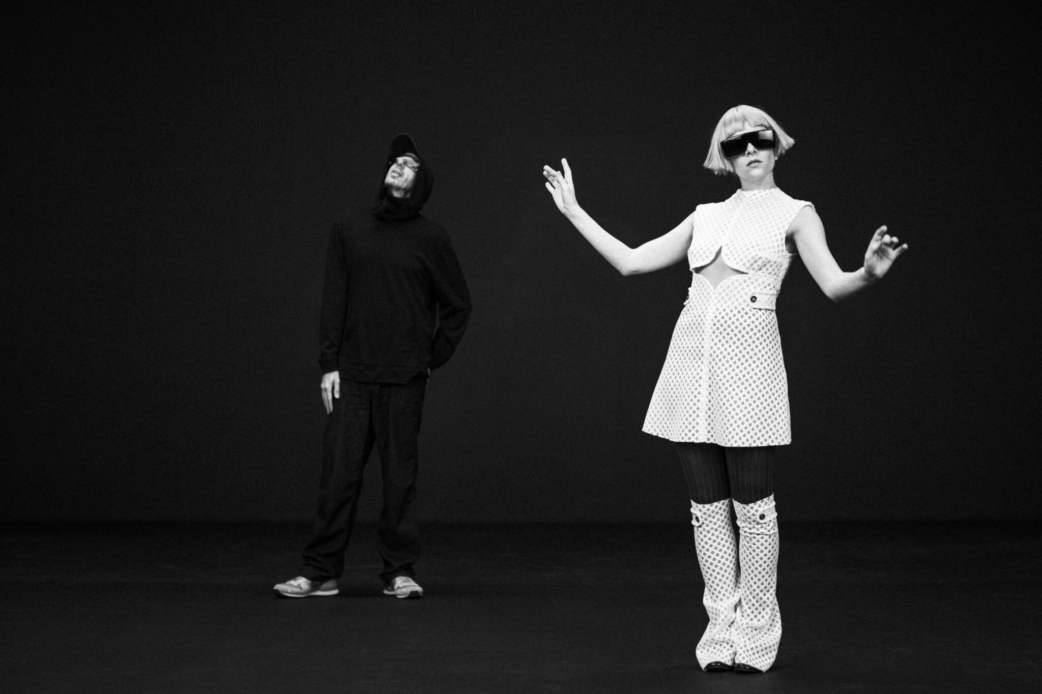 The Chemical Brothersのトム・ローランドとAURORAのユニット、TOMORA始動！デビューシングル「Ring The ...