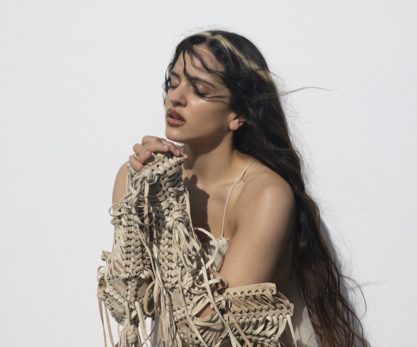 Rosalía、キャリア史上最高記録を更新。2025年を代表する1枚となった『LUX』国内盤CD発売決定＆最新MV公開 – Pointed